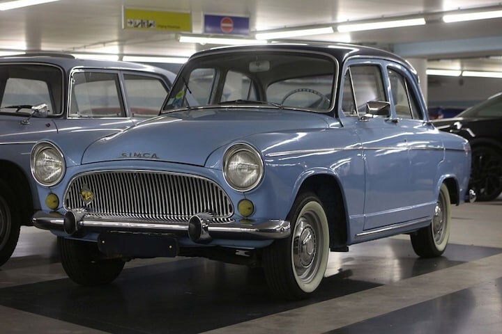 Deze Simca Aronde wacht geduldig op de terugkeer van de lente - In het