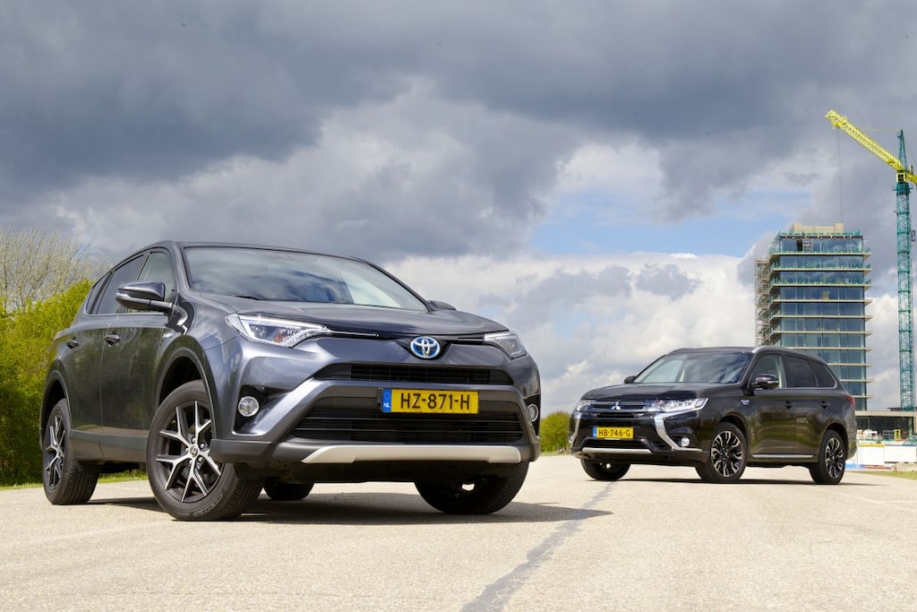 Test: Mitsubishi Outlander PHEV - Toyota RAV4 Hybrid - AutoWeek