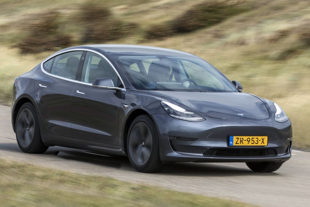 ‘Tesla vervangt oude RWD-accu’s door LFP in bestaande auto’s’ - AutoWeek