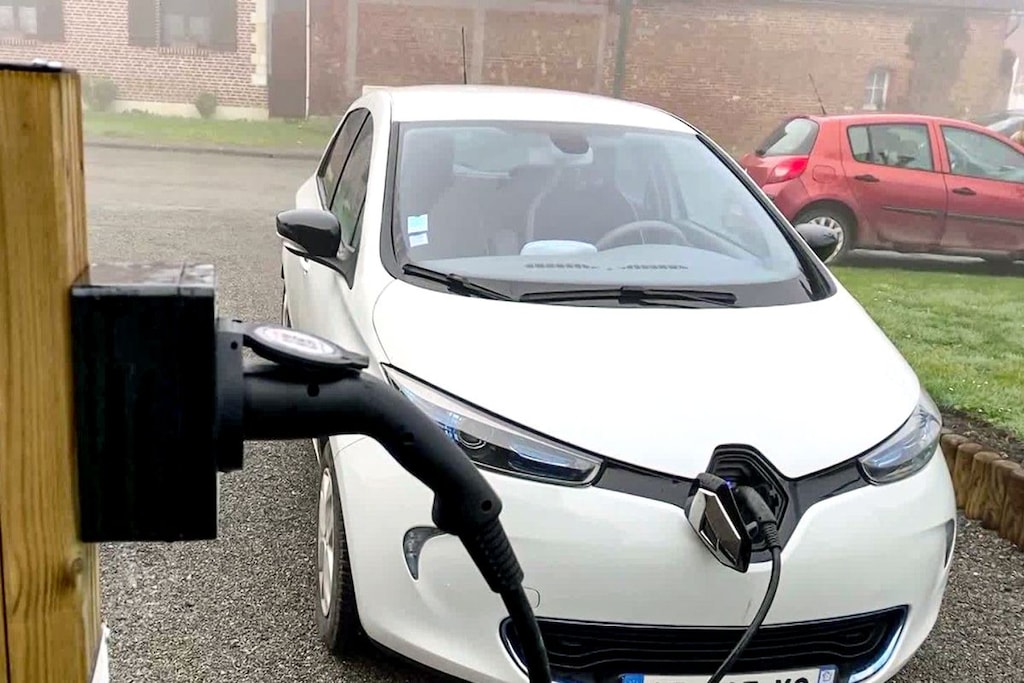 Frans dorp laadt gratis en voor niets elektrische auto’s op - AutoWeek
